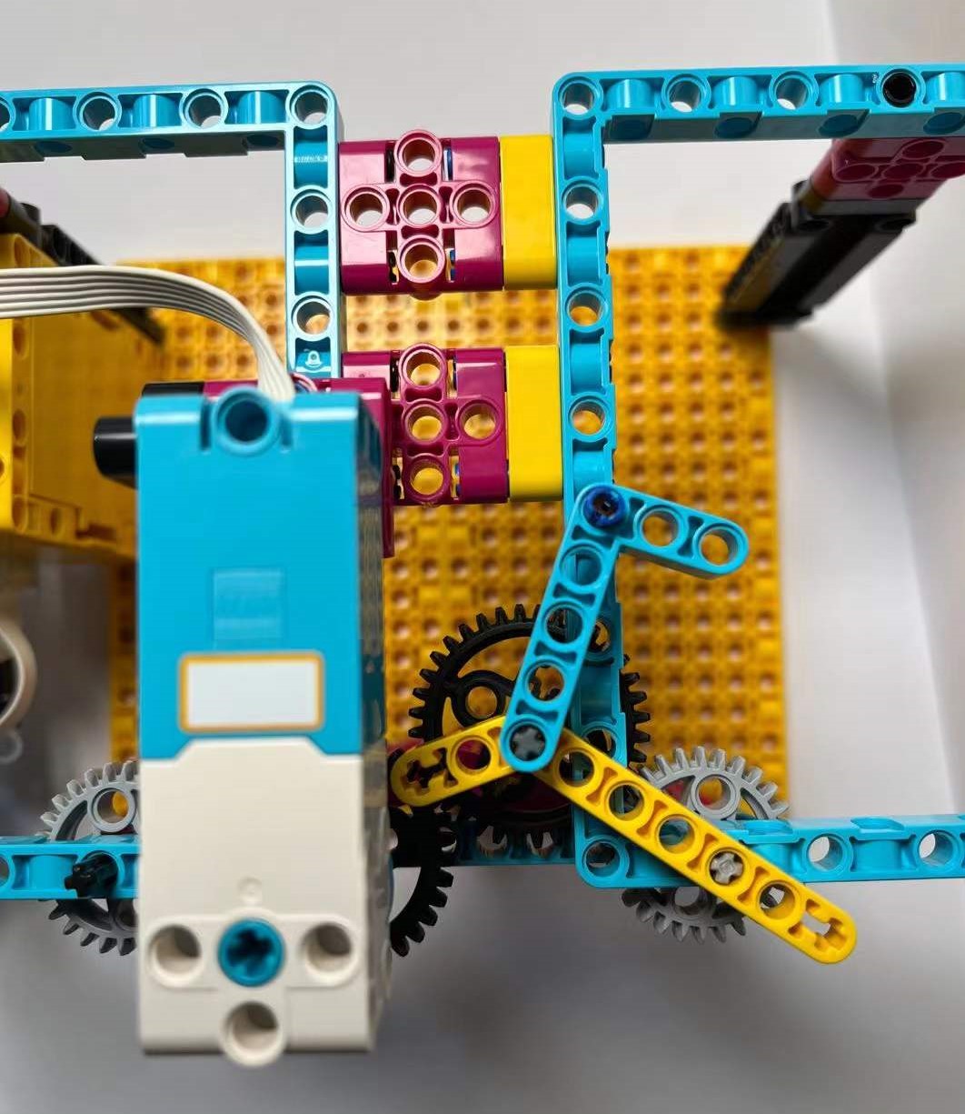 LEGO Spike Prime – Design an automatic door – The Coding Fun